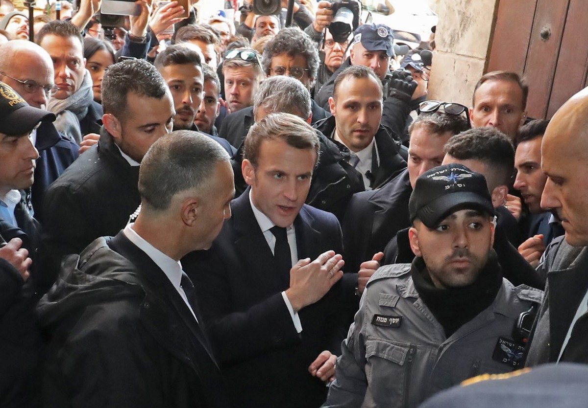 Macron se irrita com policiais israelenses em igreja francesa de ...