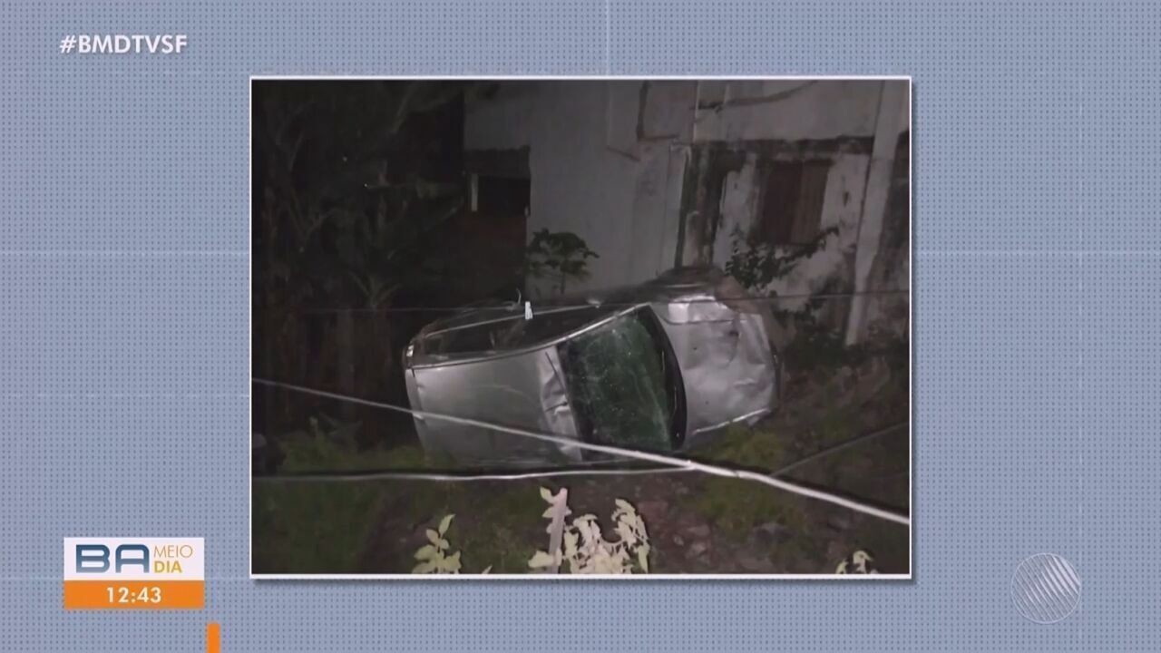 Carro desgovernado desce ladeira e invade quintal de casa no interior da Bahia