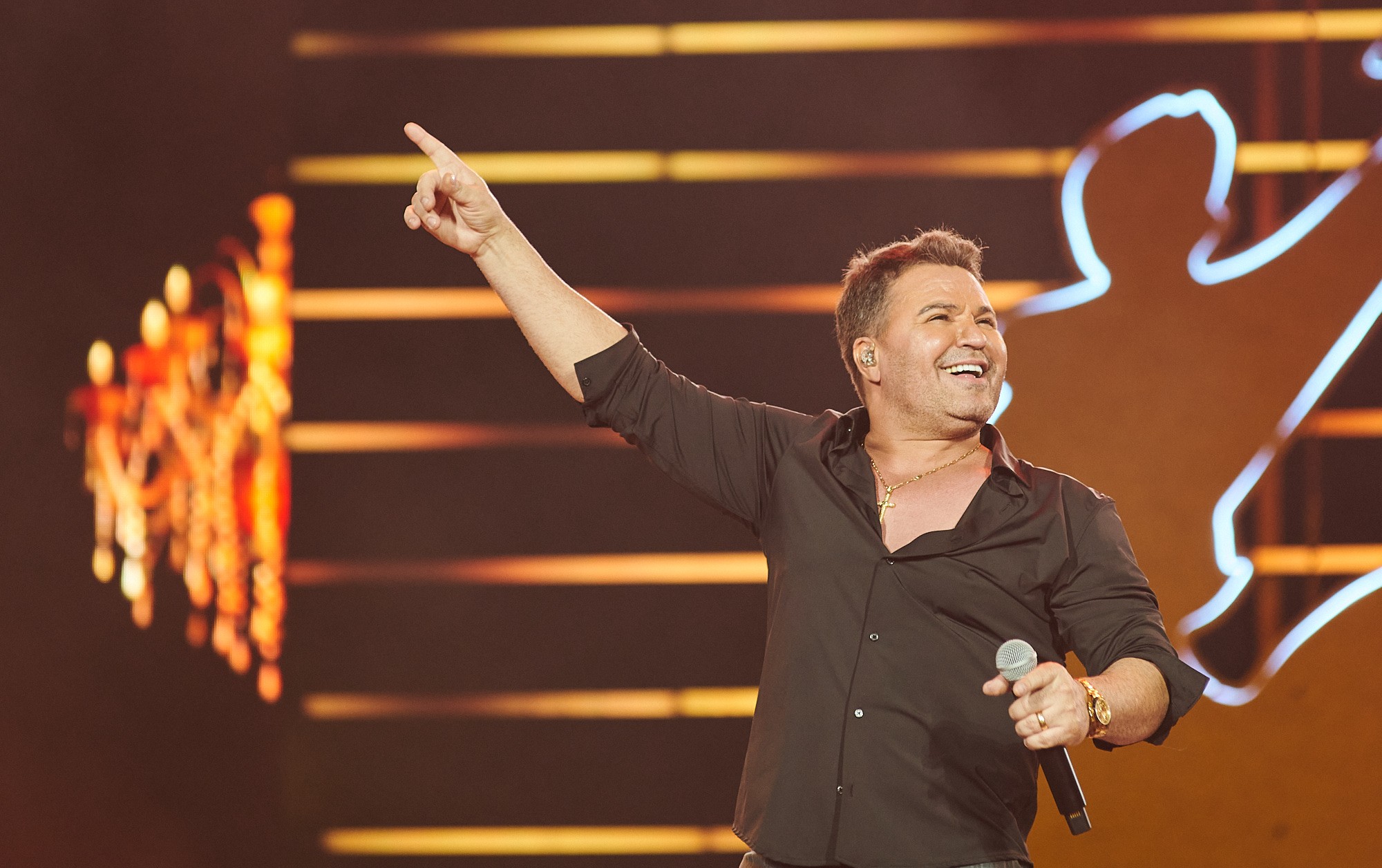 Em lágrimas, Eduardo Costa pede desculpa aos fãs em Barretos por voz rouca, canta com violão e ...