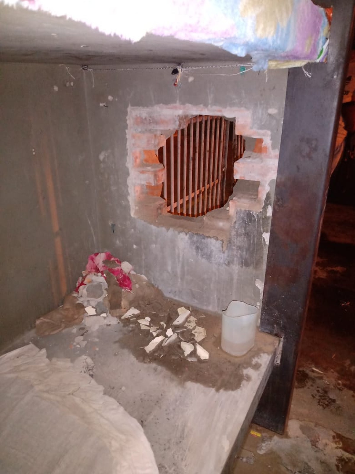 Detentos fazem buraco em cela para tentar fugir de presídio no interior ...