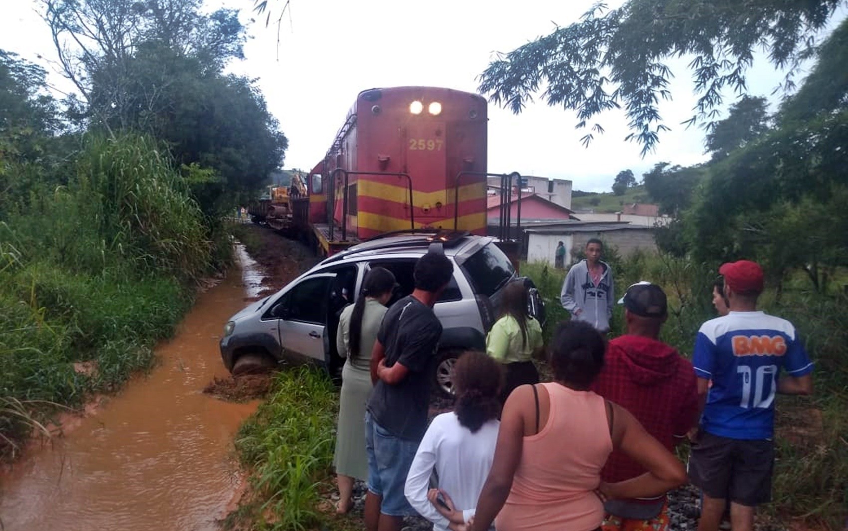 Carro é atingido por trem e arrastado por 30 metros em ferrovia que liga Perdões a Ijaci, MG ...
