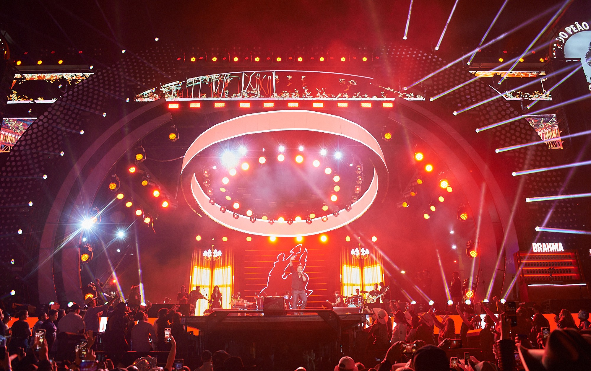 Em lágrimas, Eduardo Costa pede desculpa aos fãs em Barretos por voz rouca, canta com violão e ...