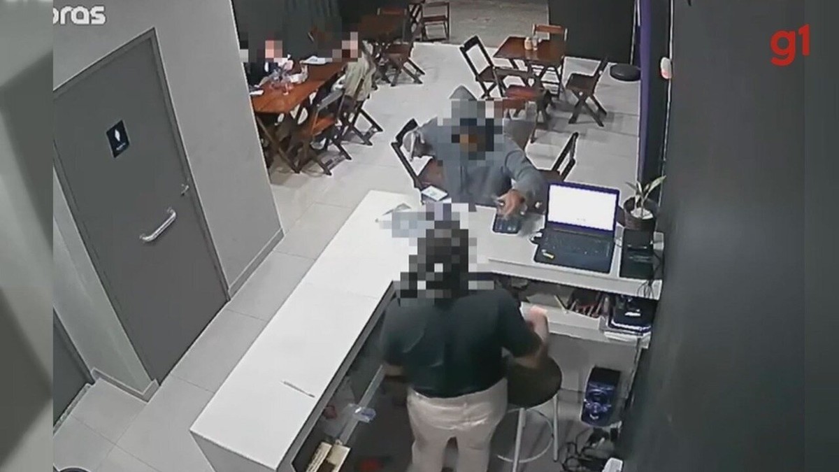 Homem aponta arma para funcionária e clientes de hamburgueria para ...