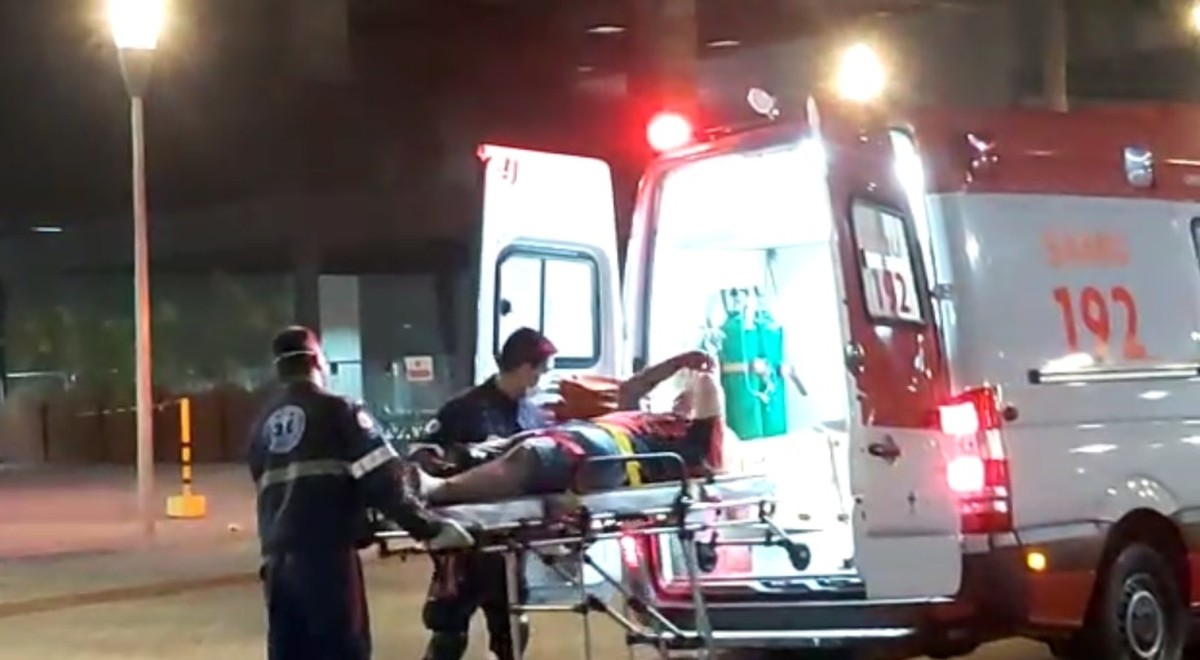 Homem leva facada na cabeça e outro fica ferido com golpes de skate em ...