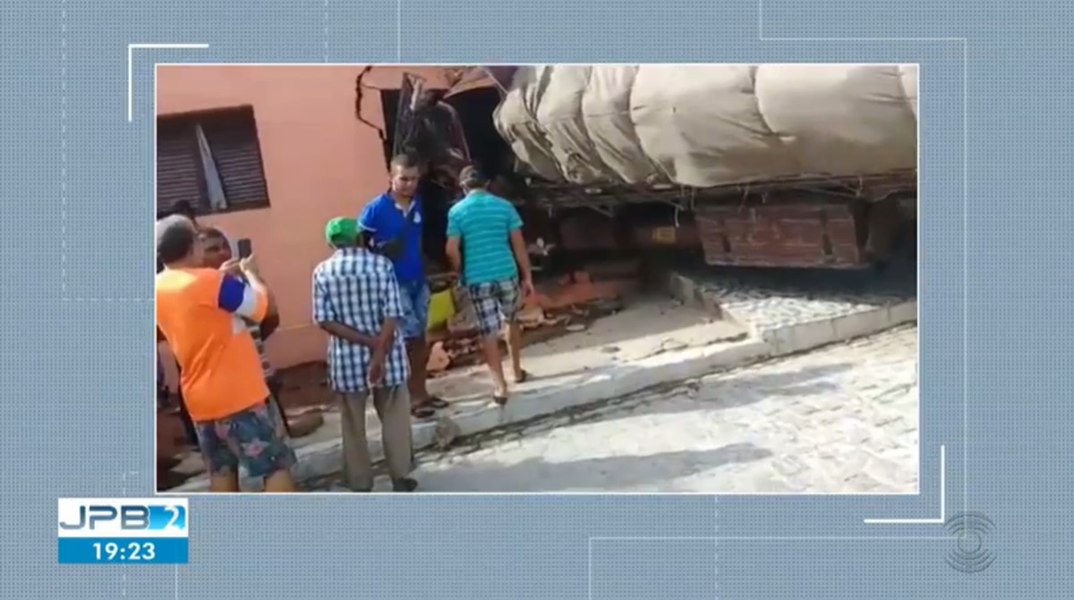 Caminhão desgovernado atinge carros e invade casa em Itatuba, PB | Paraíba | G1