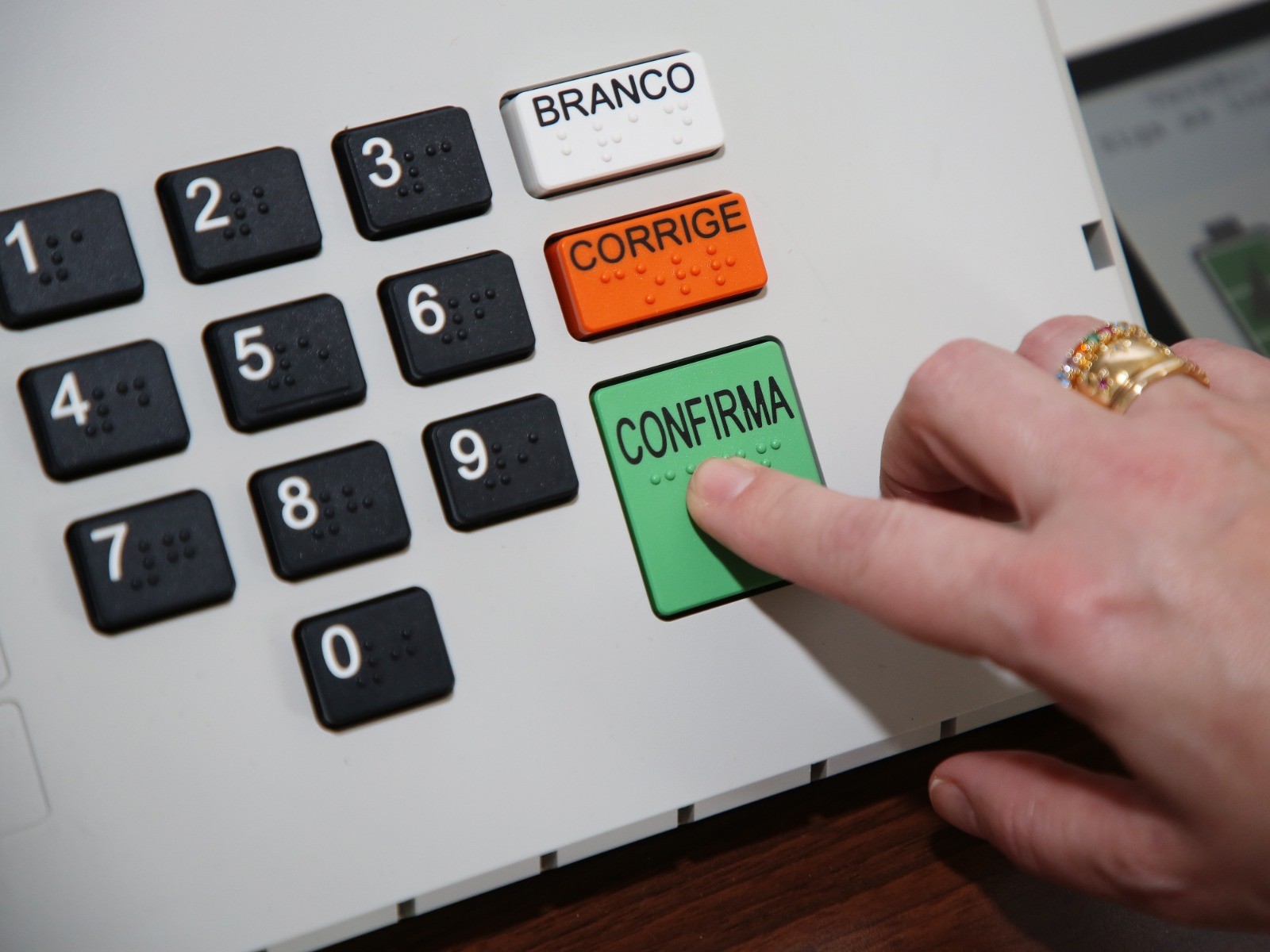 TRE do DF faz campanha para que eleitores regularizem biometria; veja ...