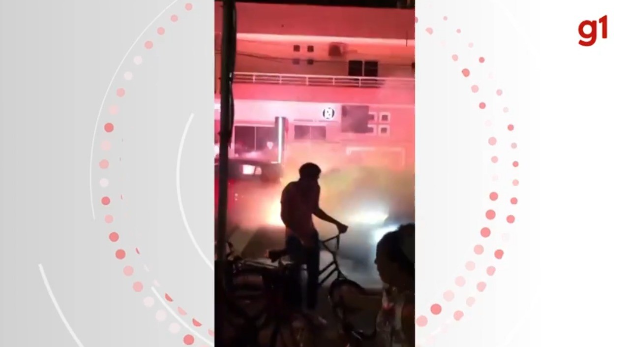 Vídeo mostra fogos de artifício atingindo rua antes de turista ser ...
