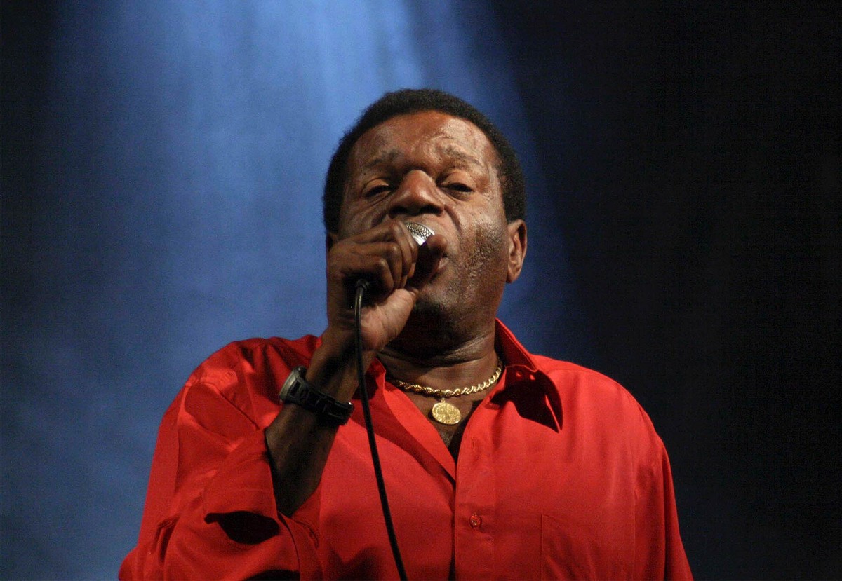 Ao som de samba, corpo de Almir Guineto é enterrado na Zona Norte do ...