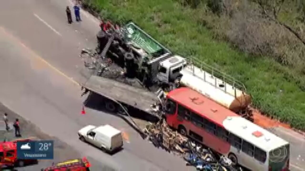 Acidente com caminhões e ônibus deixa um morto e feridos na Grande BH | Minas Gerais | G1