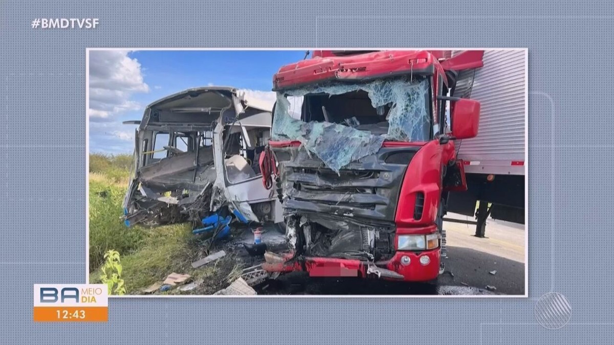 Doze pessoas ficam feridas em acidente entre ônibus e caminhão em rodovia baiana | Bahia | G1