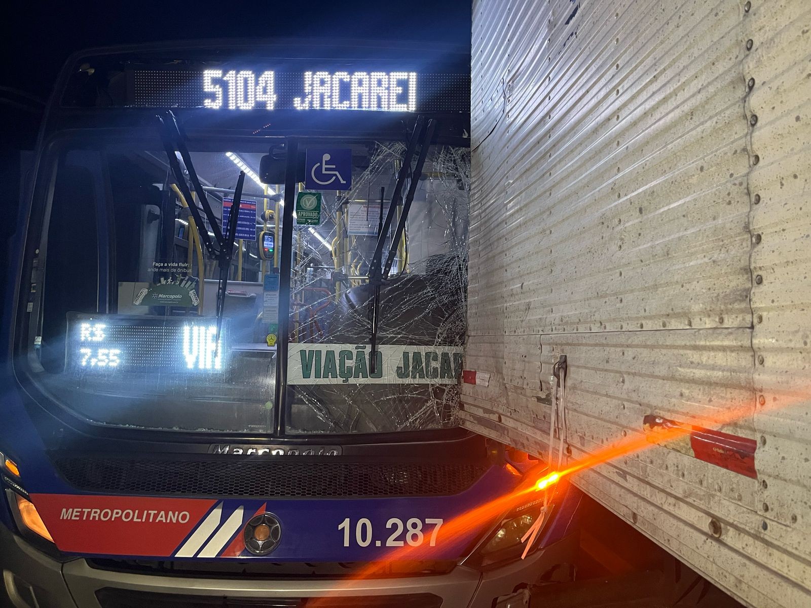 Engavetamento entre caminhão, ônibus e carros deixa seis feridos em Jacareí