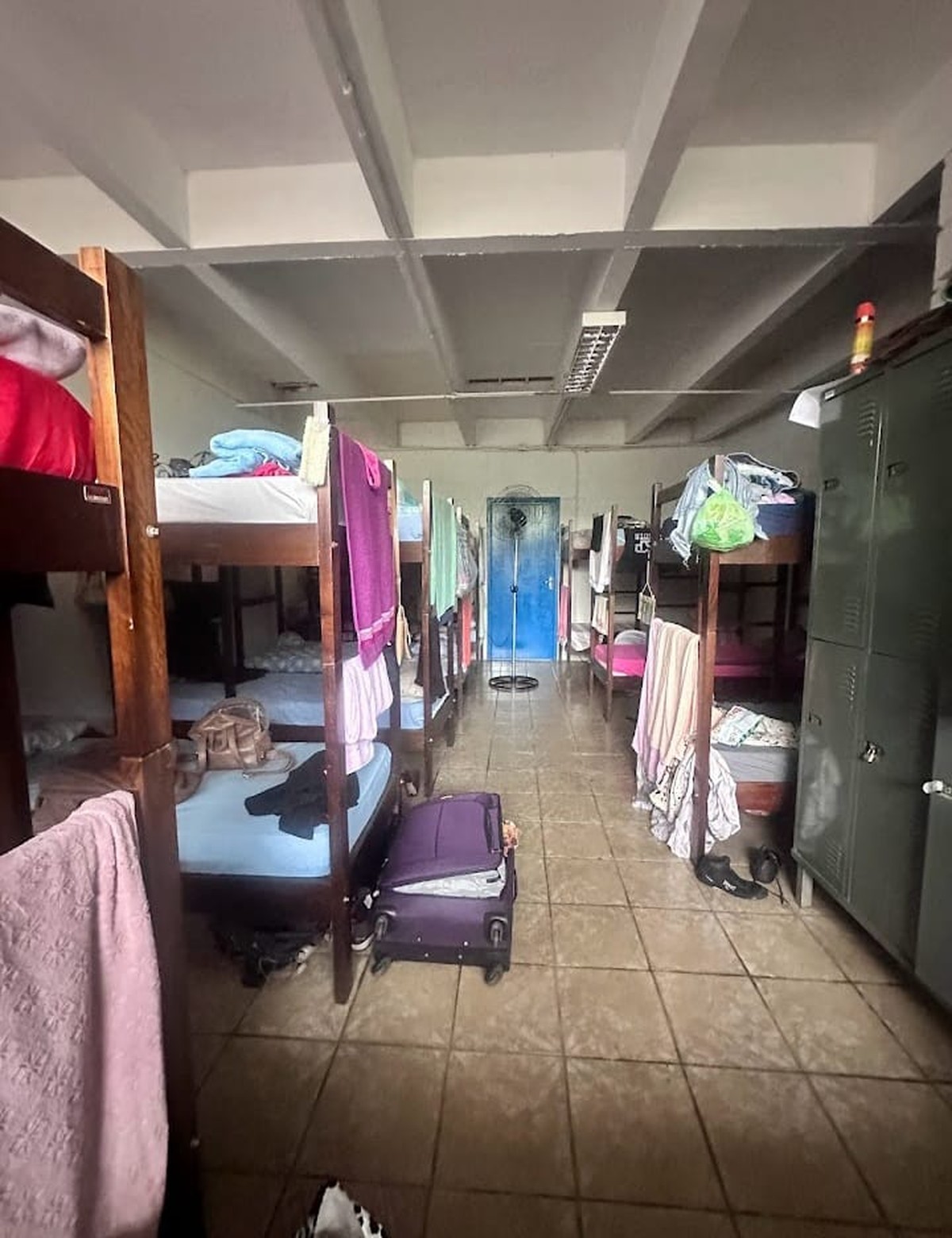 Há mais de um mês, calouros da USP dormem em alojamento sob estádio ...