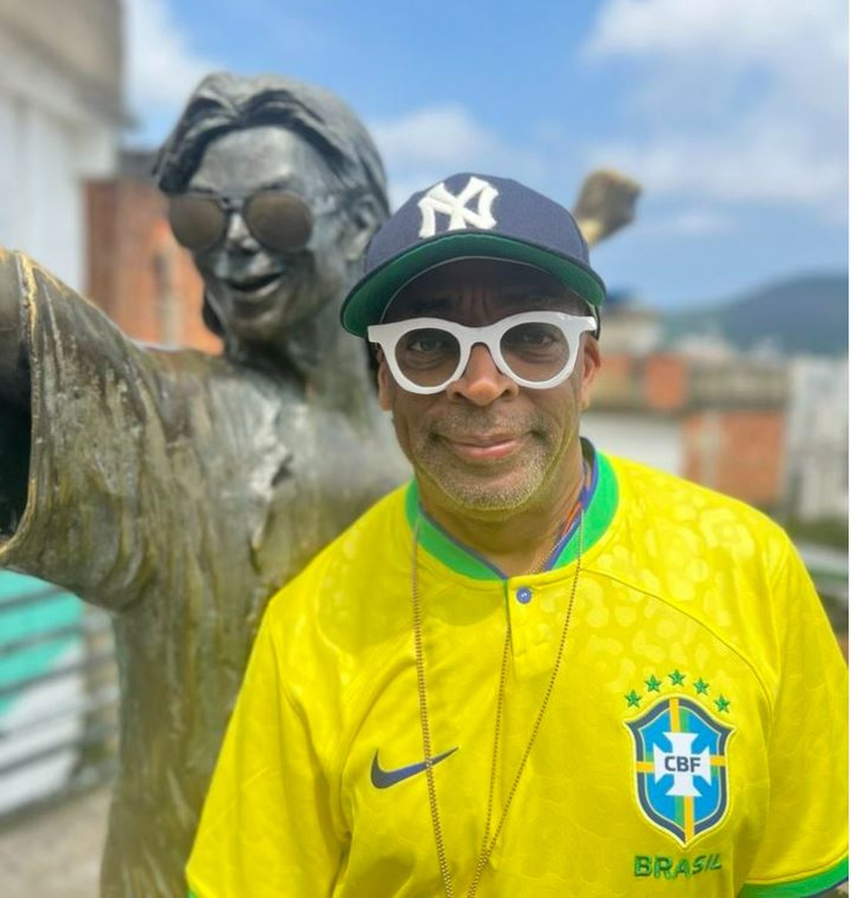Spike Lee posa com estátua de Michael Jackson no Santa Marta | Rio de ...