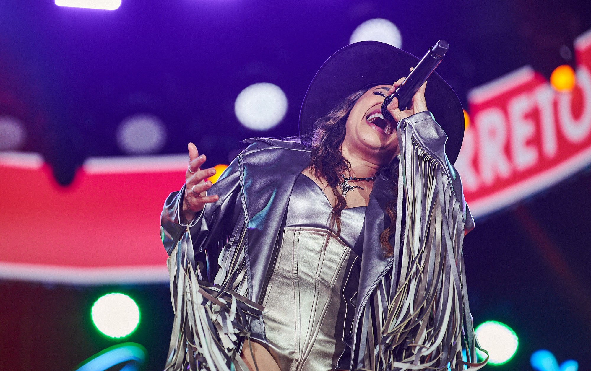 Lauana Prado chora ao realizar 'sonho de criança' de cantar no palco da ...