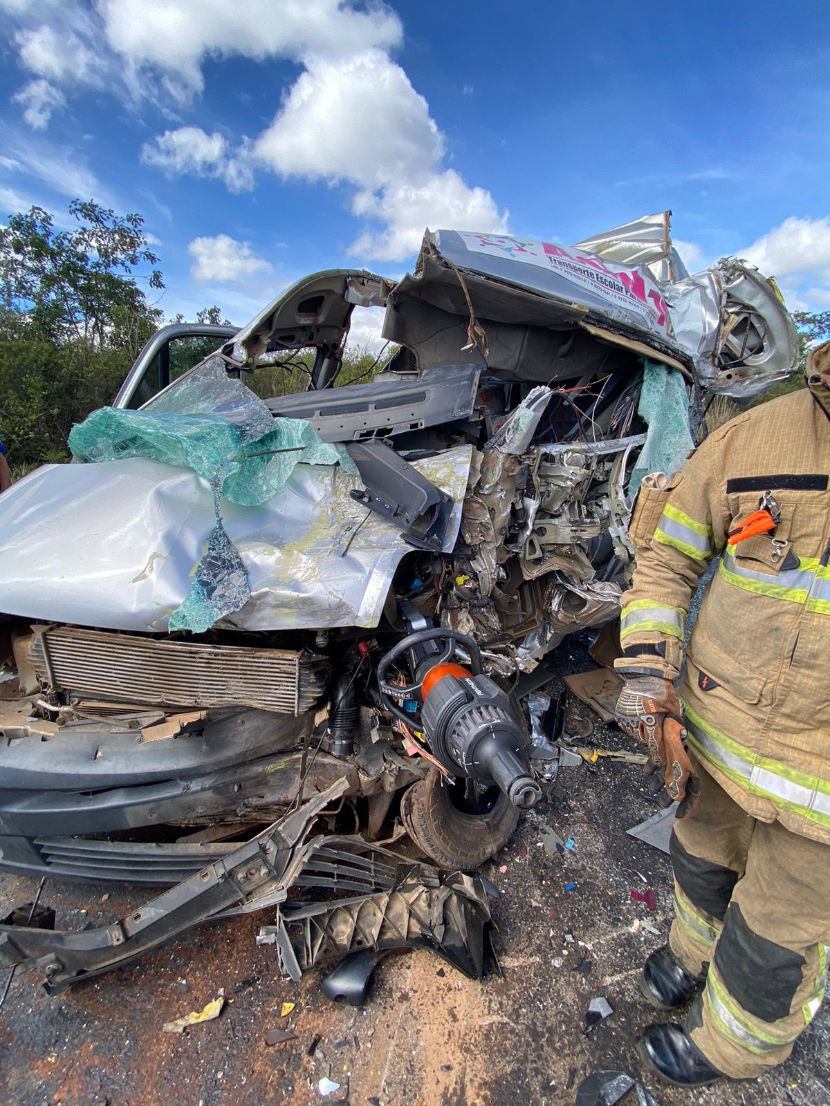 Batida de frente entre van e caminhão deixa vários feridos na BR-251 | Grande Minas | G1