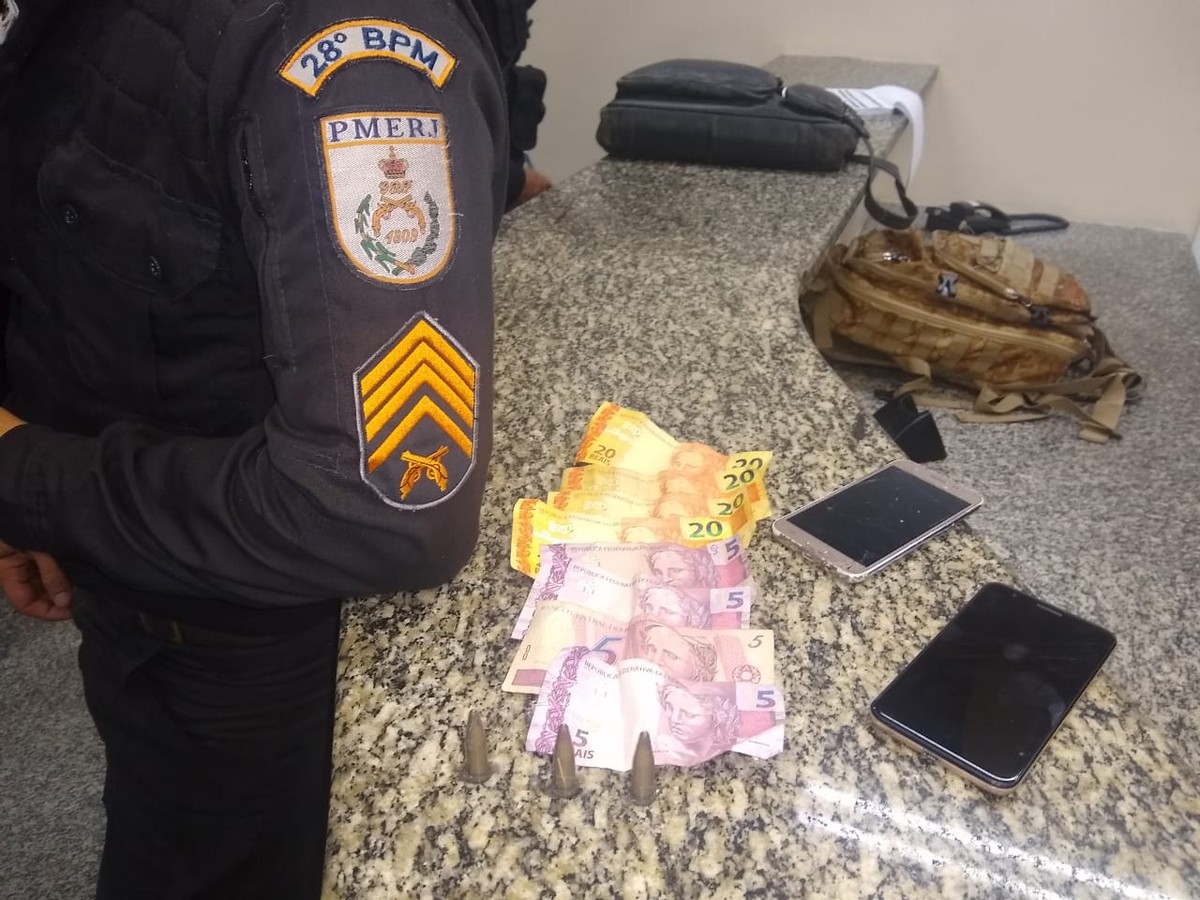 Jovem e adolescente são flagrados vendendo drogas no bairro Santa ...