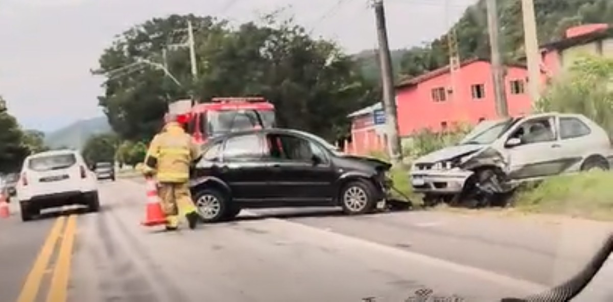 Acidente entre dois carros deixa quatro feridos na Rodovia Rio-Santos | G1