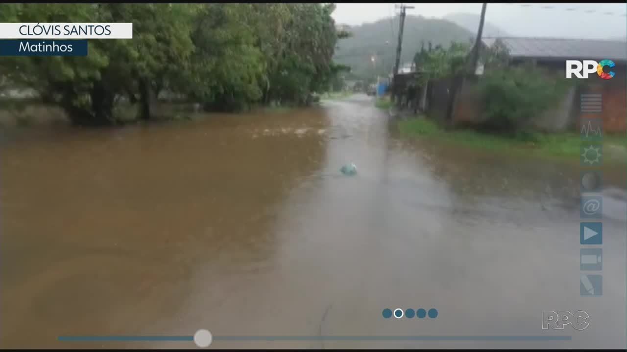 Chuva forte causa alagamentos em ruas de Matinhos | Paraná | G1