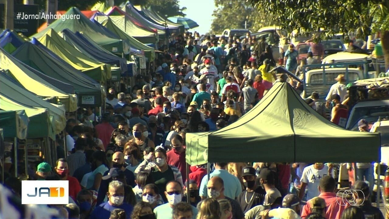 Apesar das regras de distanciamento, feira fica lotada em Aparecida de ...
