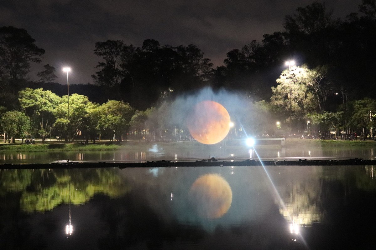 Parque Ibirapuera projeta eclipse da lua em tempo real em lago; evento atraiu pessoas de fora de ...