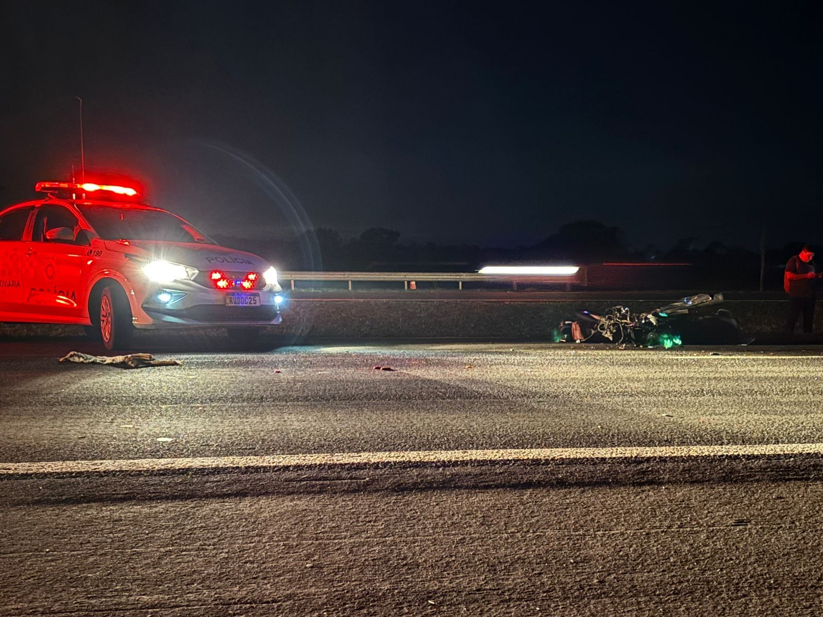 Garupa de moto morre ao ser atingida por picape, arremessada na pista e atropelada por ônibus ...