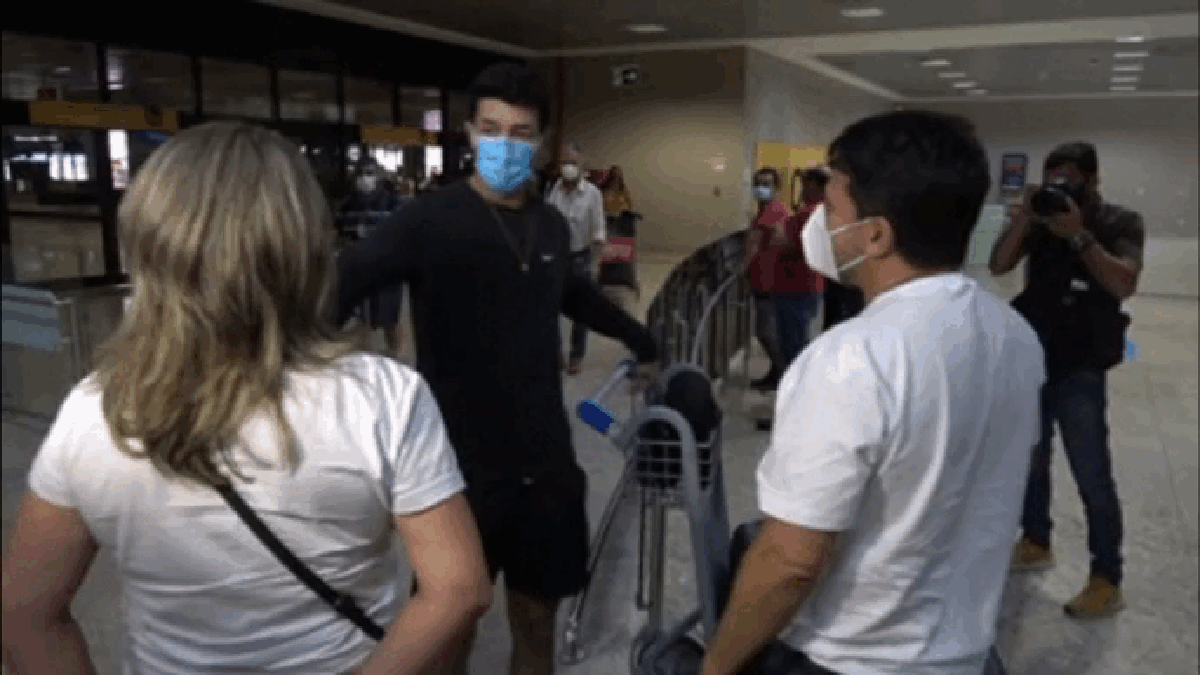Jogador que fugiu da Ucrânia chega ao Paraná e é recebido pelos pais ...