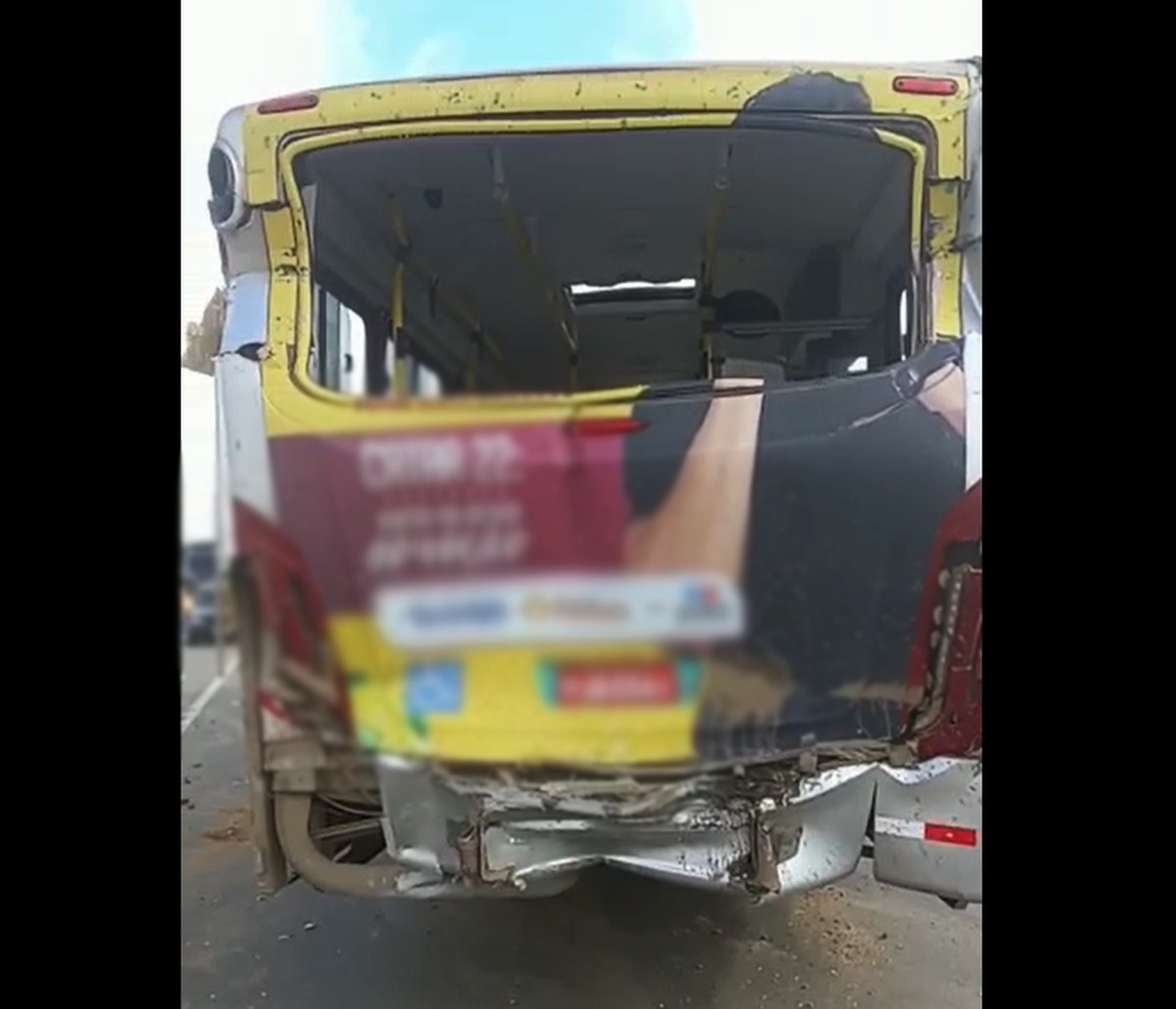 Batida entre dois ônibus deixa mais de 20 feridos na BR-116, na BA; grupo em um dos veículos ...