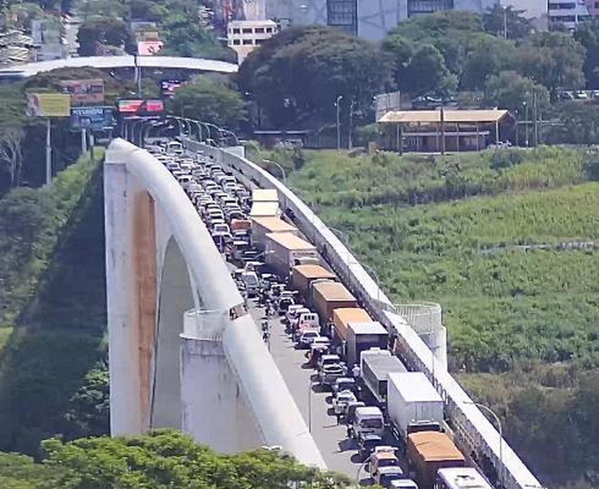 Manifestantes fecham Ponte da Amizade, na fronteira do Brasil com o ...