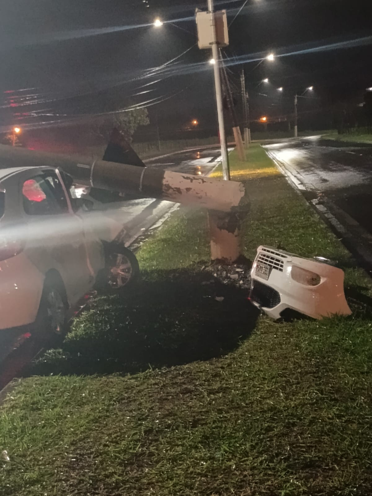 Motorista bate e derruba poste em avenida de Boituva | Itapetininga e Região | G1