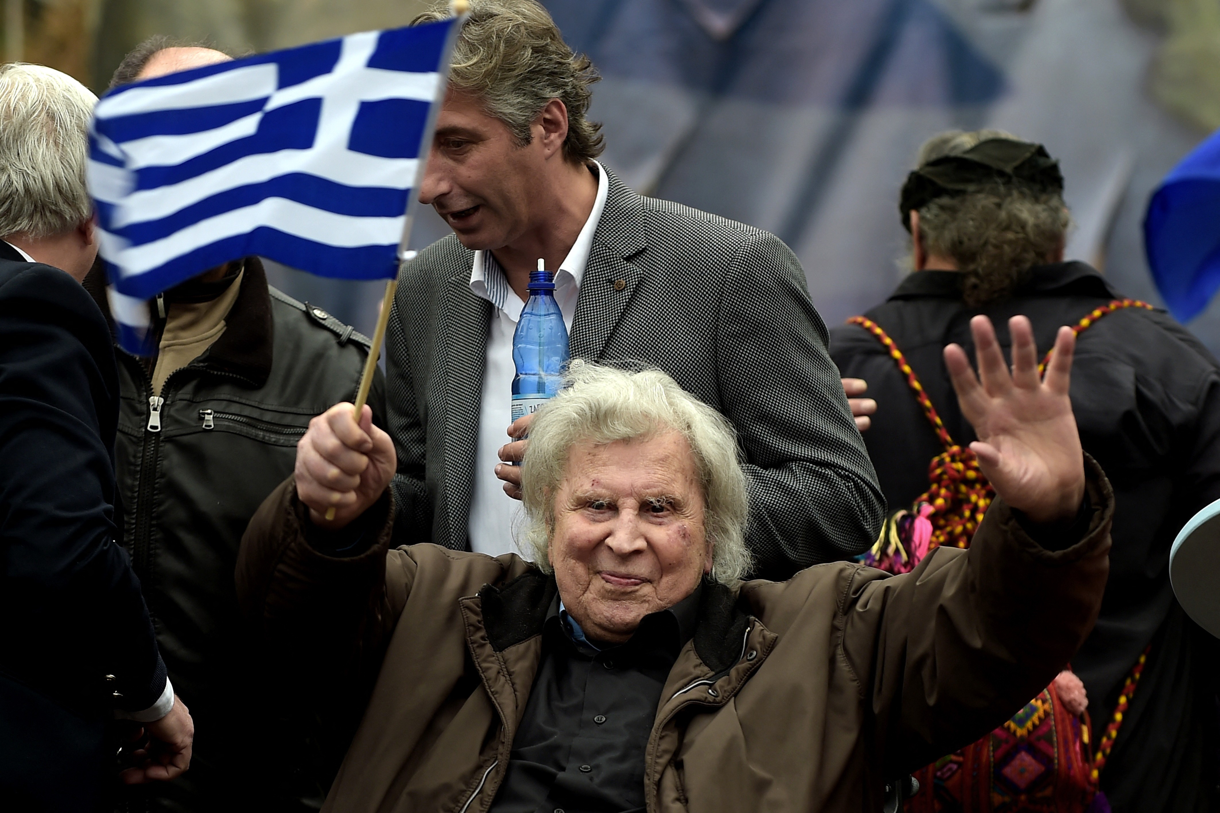 Compositor Mikis Theodorakis, famoso por 'Zorba, O Grego', morre aos 96 ...
