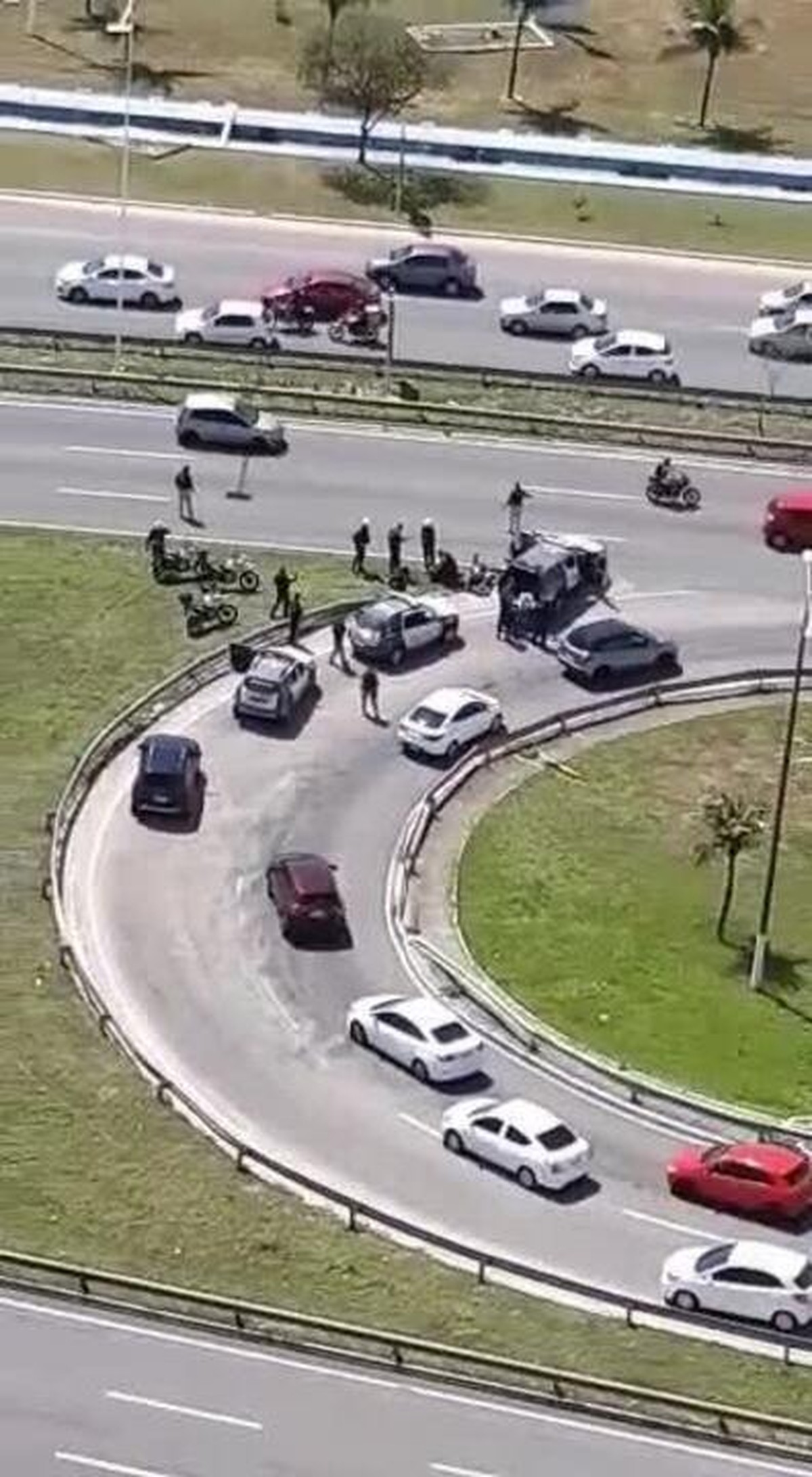 Dupla é Presa No Viaduto De Ponta Negra Após Assaltos Em Paradas De