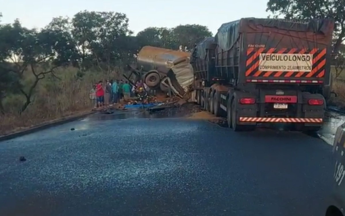 Acidente entre dois caminhões e um carro deixa morto e ferido na BR-452 | Goiás | G1