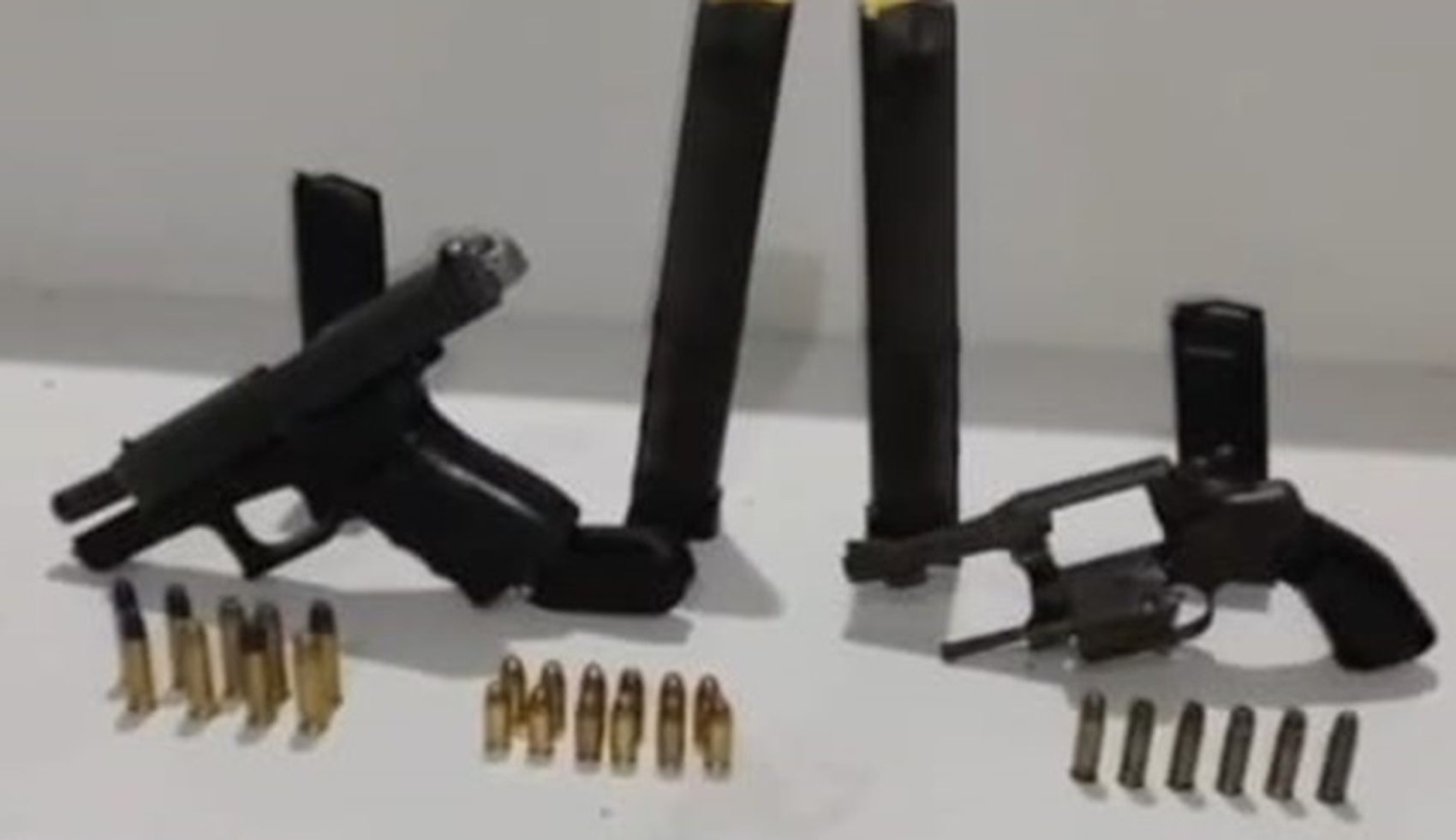 Após batida contra viatura policial, três homens são presos e armas são ...