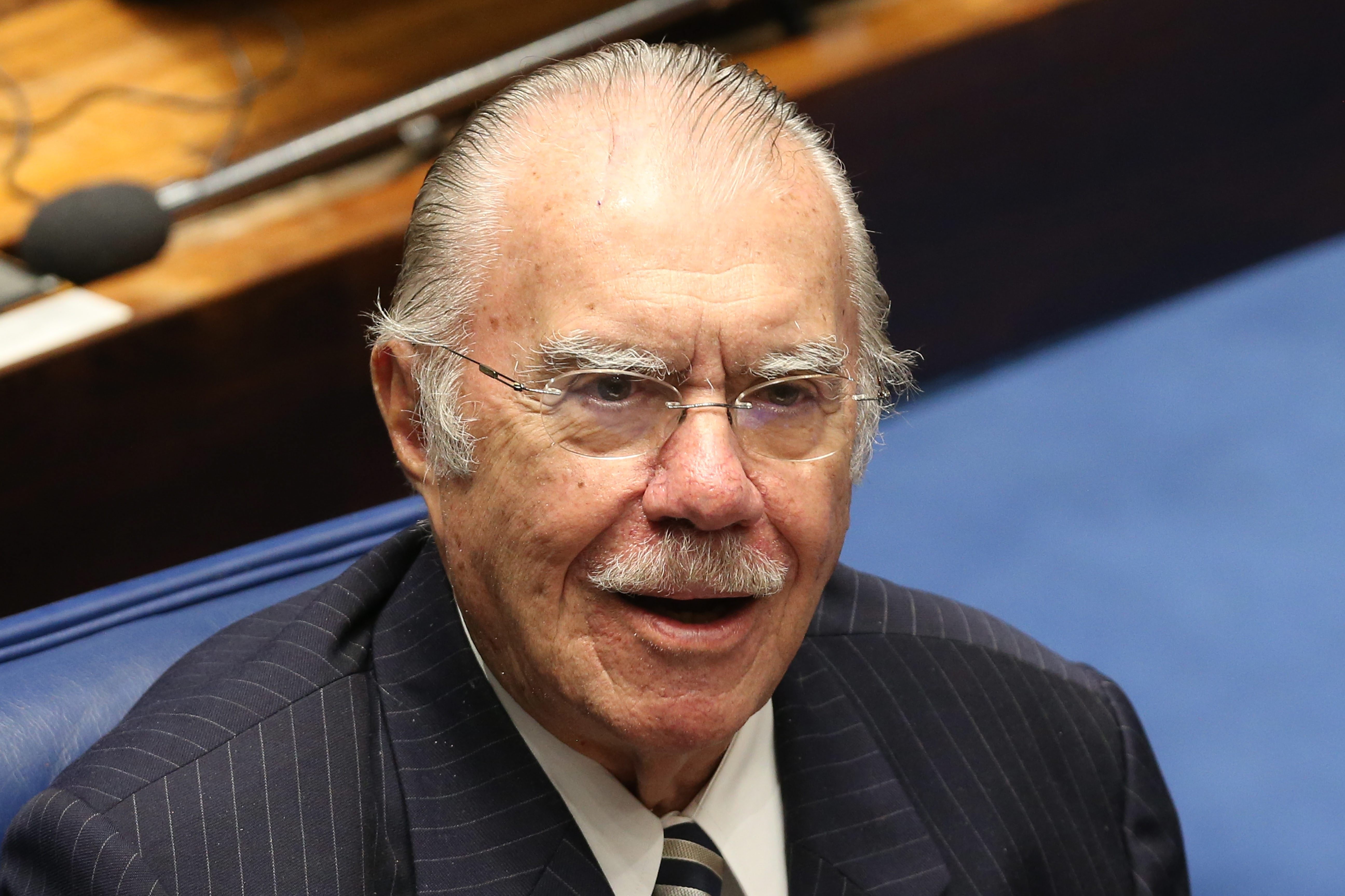 Ex-presidente José Sarney tem fraturas após sofrer queda em Brasília | G1