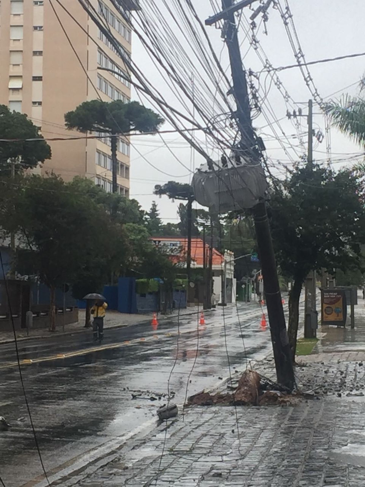 Carro bate contra poste e deixa moradores sem energia elétrica, em Curitiba | Paraná | G1
