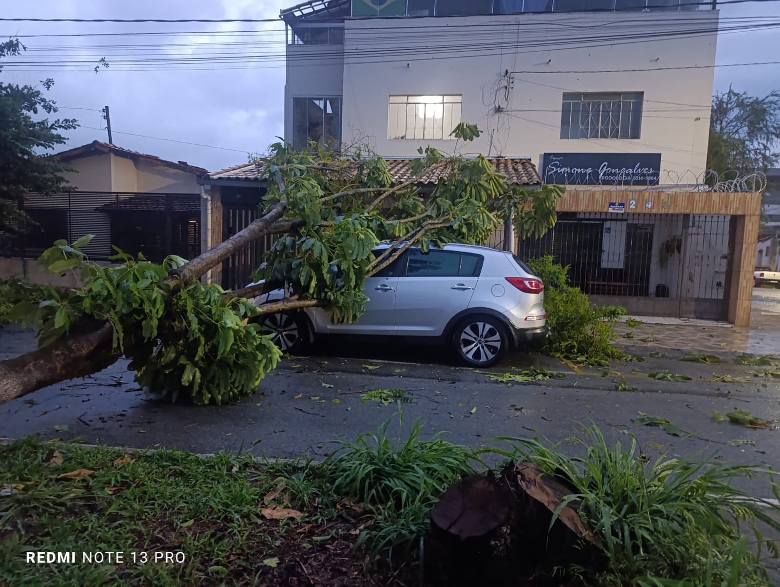 Chuva com ventania causa estragos em Divinópolis | G1