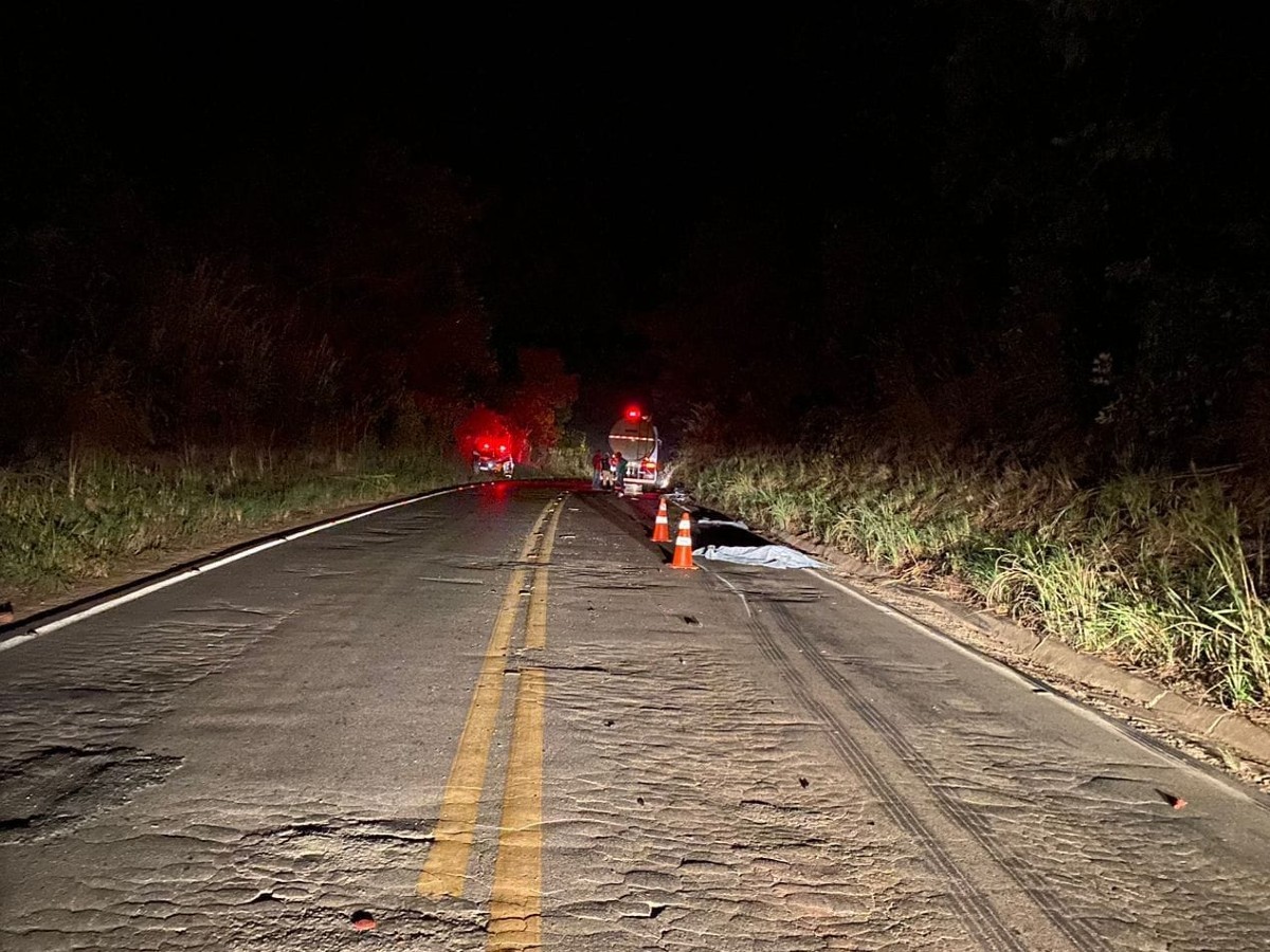 Motociclista inabilitado bate em caminhão, cai na rodovia e morre atropelado por carreta em ...