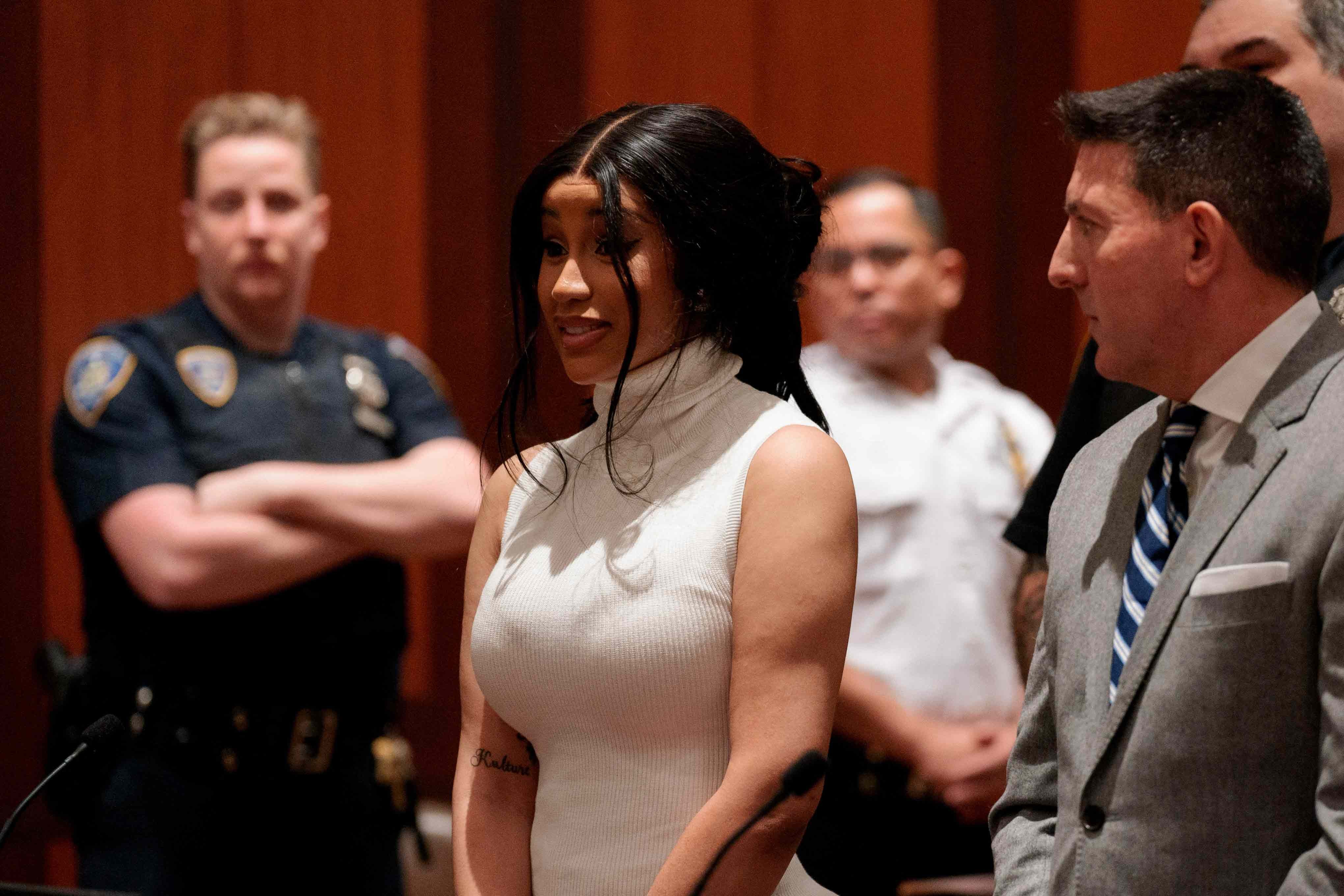 Cardi B recebe segunda chance para completar horas de serviço ...
