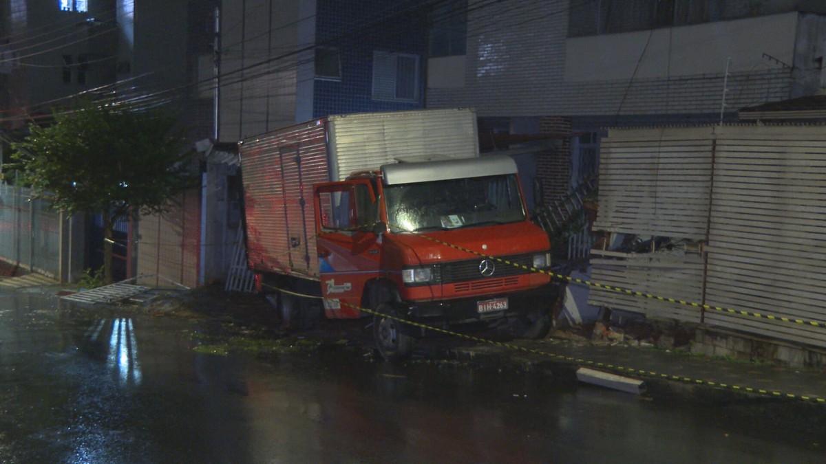 Caminhão perde freios, desce rua desgovernado e atinge casas em Belo Horizonte | Minas Gerais | G1