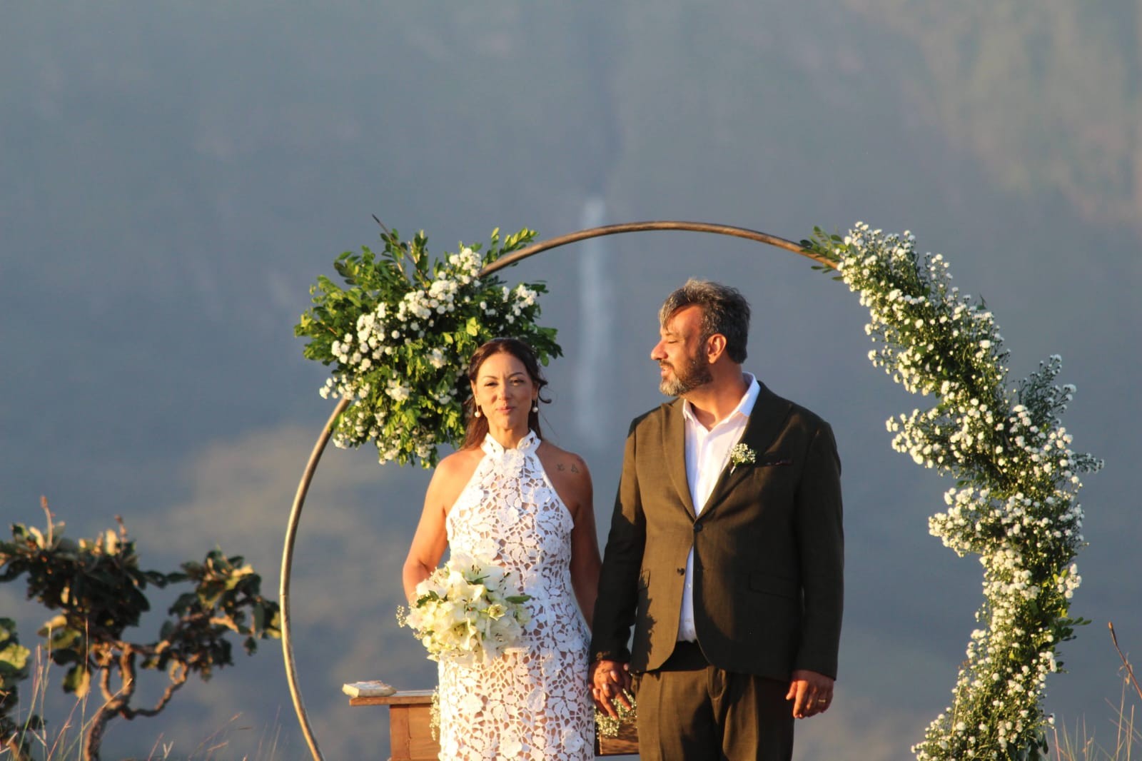 Casamento na Serra da Canastra: Noivos casam com Casca D’Anta ao fundo | G1