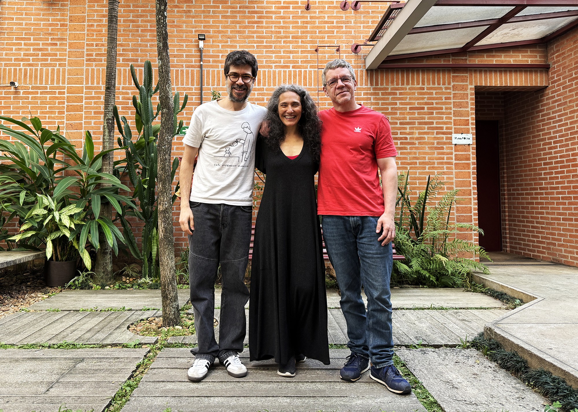 Badi Assad abre parceria com Adriana Calcanhotto em álbum em que canta ...