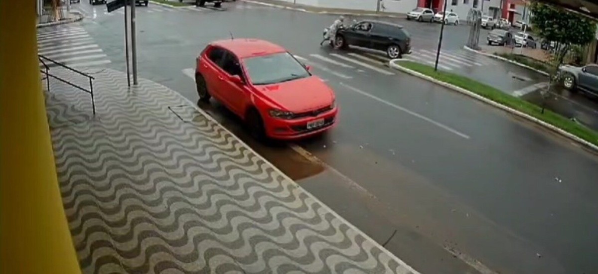 Vídeo mostra quando motorista atropela idosa que atravessava avenida e foge sem prestar socorro ...