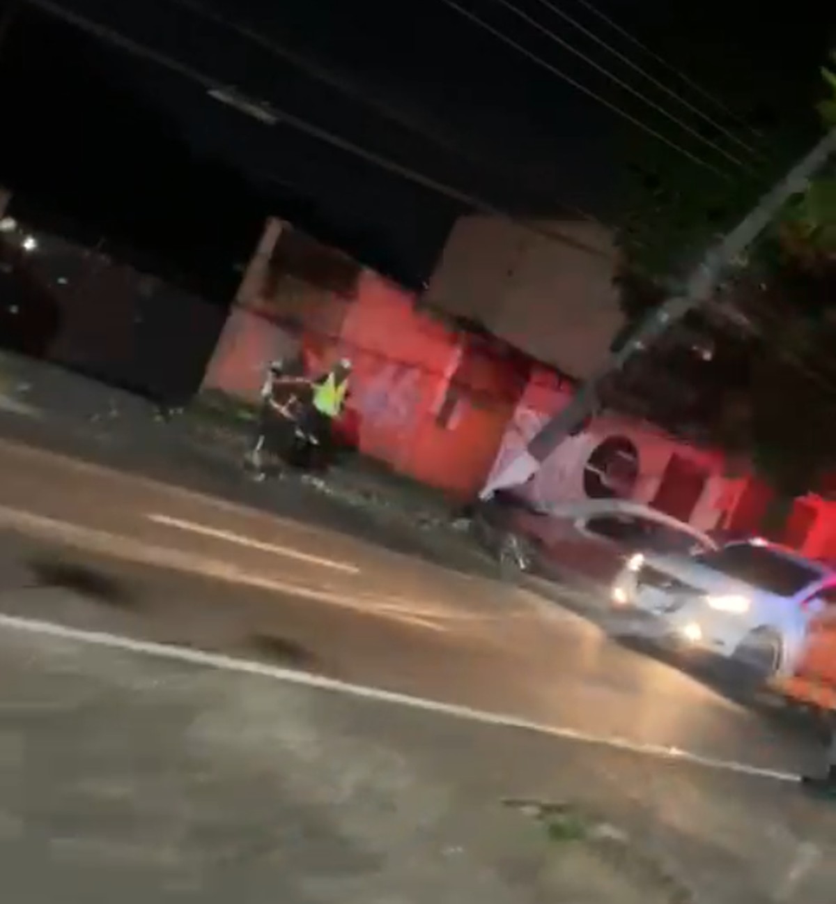 Motorista dorme ao volante e atinge poste em avenida de Manaus | Amazonas | G1