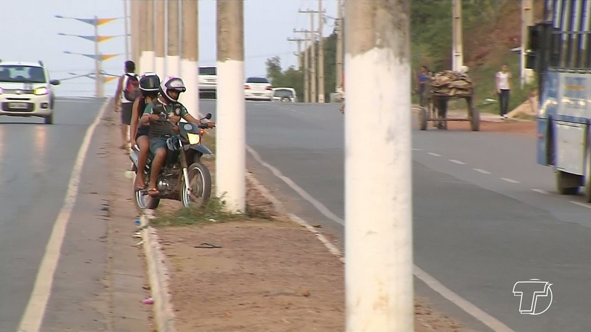 Motoqueiros Imprudentes São Flagrados Atravessando Canteiro Central Da