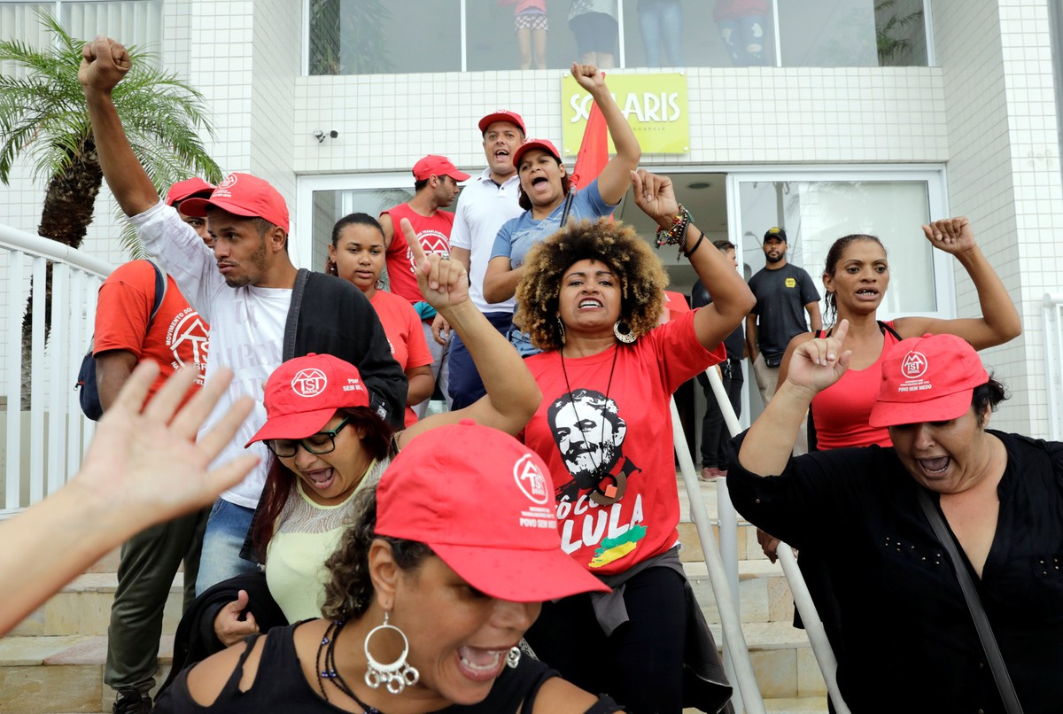 Após pedido da PM, manifestantes desocupam triplex atribuído a Lula em ...