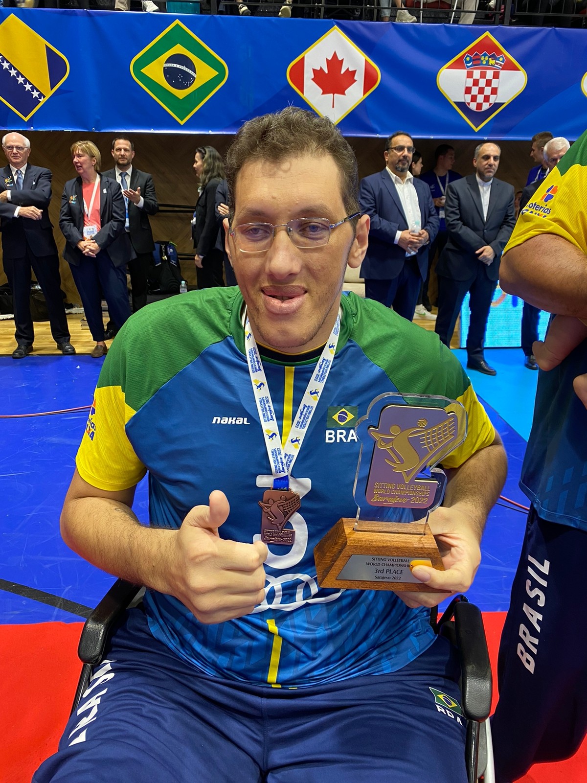 De perna amputada à seleção brasileira: como a vida do homem mais alto ...