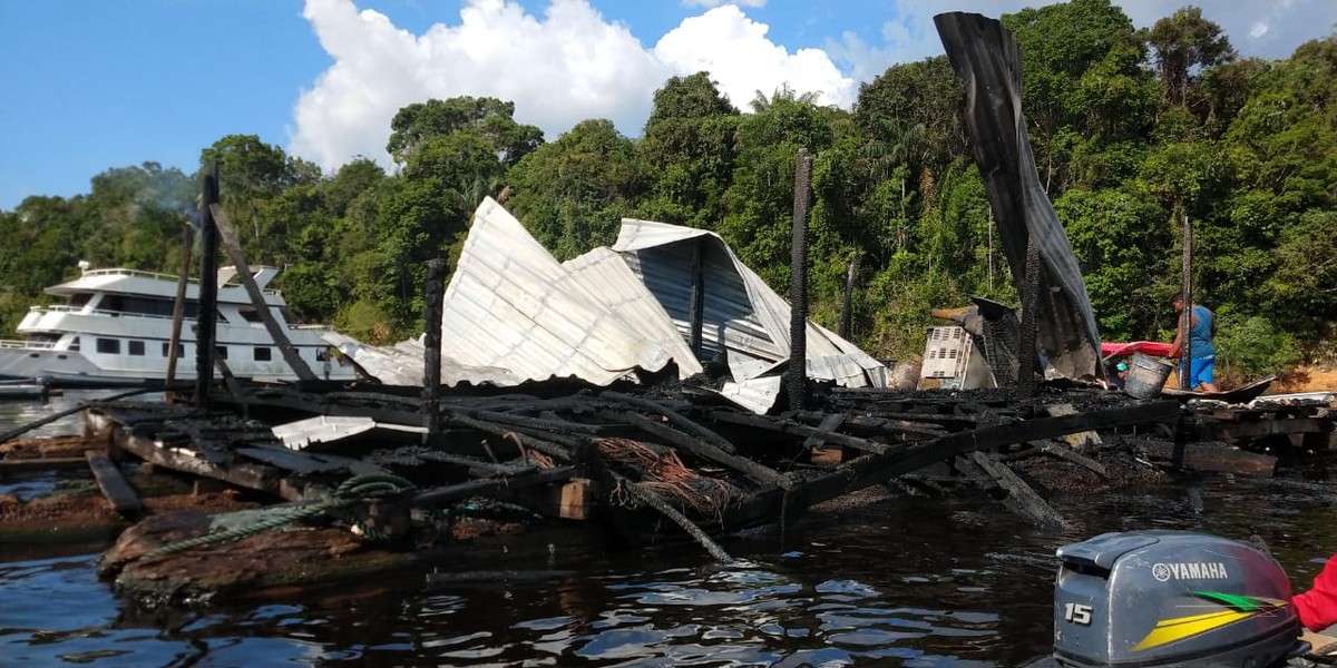 Flutuante e barco no Rio Negro são destruídos durante incêndio, em ...