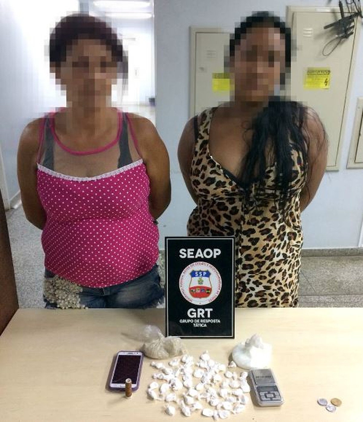Mulheres São Presas Por Suspeita De Tráfico De Drogas Na Zona Oeste De