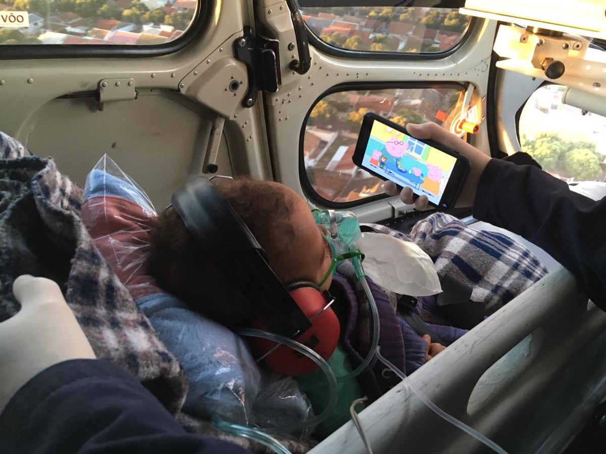 Bebê é distraído com desenho animado ao ser transferido de helicóptero ...