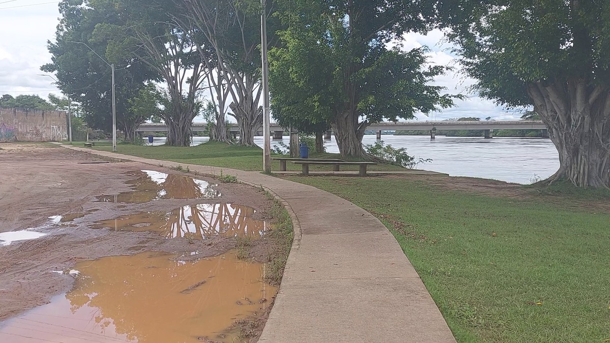 Nível do rio Machado baixa, mas famílias ainda seguem no abrigo de Ji ...
